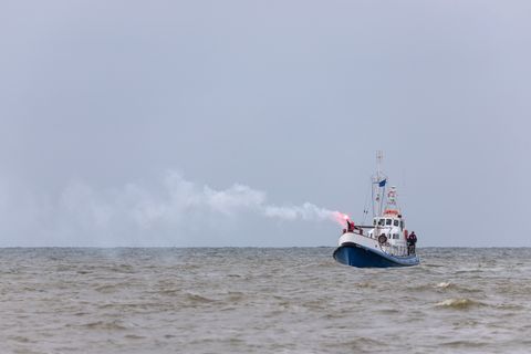 Guide to Emergency Flares and Signaling Laws in Canada | BOATERexam